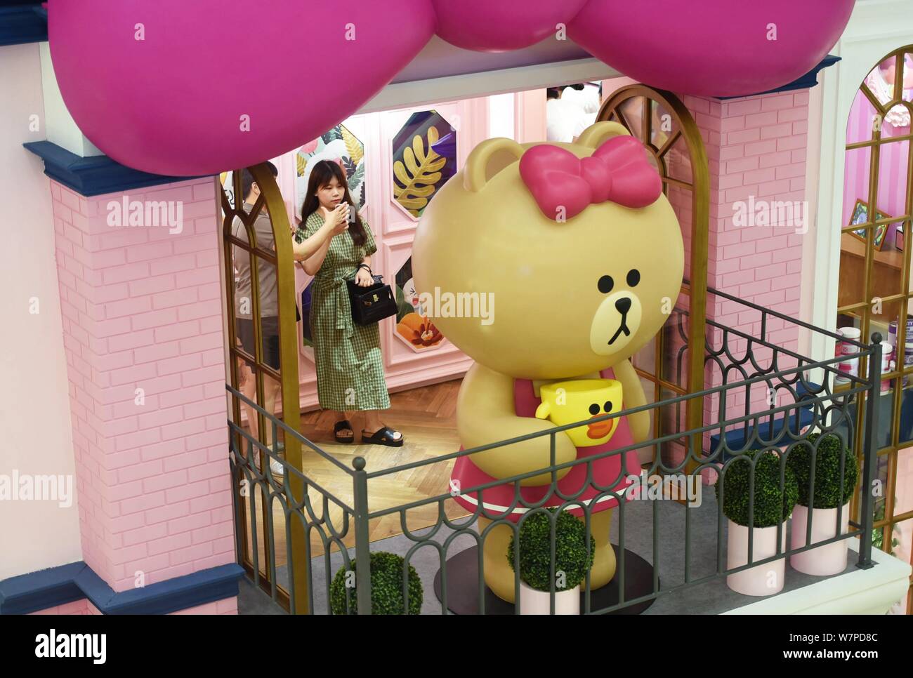 People visit the show of LINE FRIENDS cartoon characters in Hangzhou ...