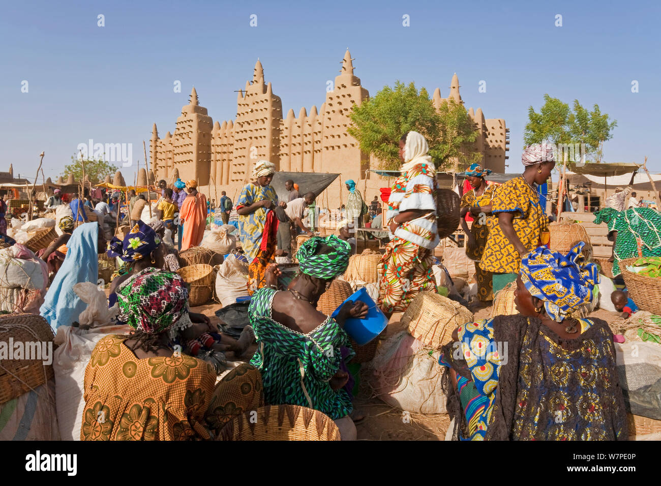 Women at local market outside Djenne Mosque, the largest mud structure ...