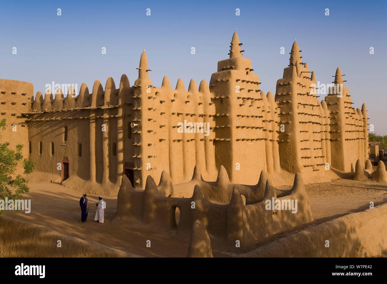 Djenne Mosque, the largest mud structure in the world, Djenne is a ...