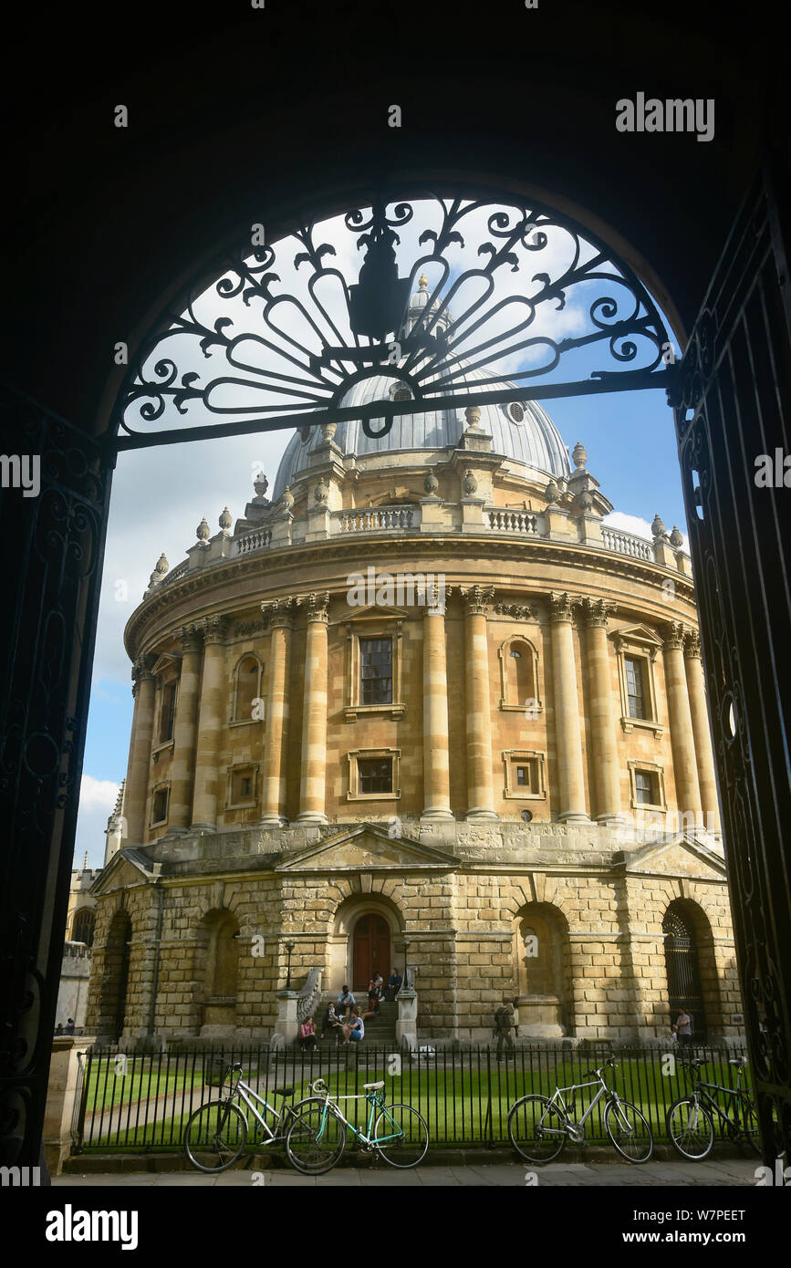 England, Oxford, Bodleian Library, Radcliffe Camera through ironwork ...