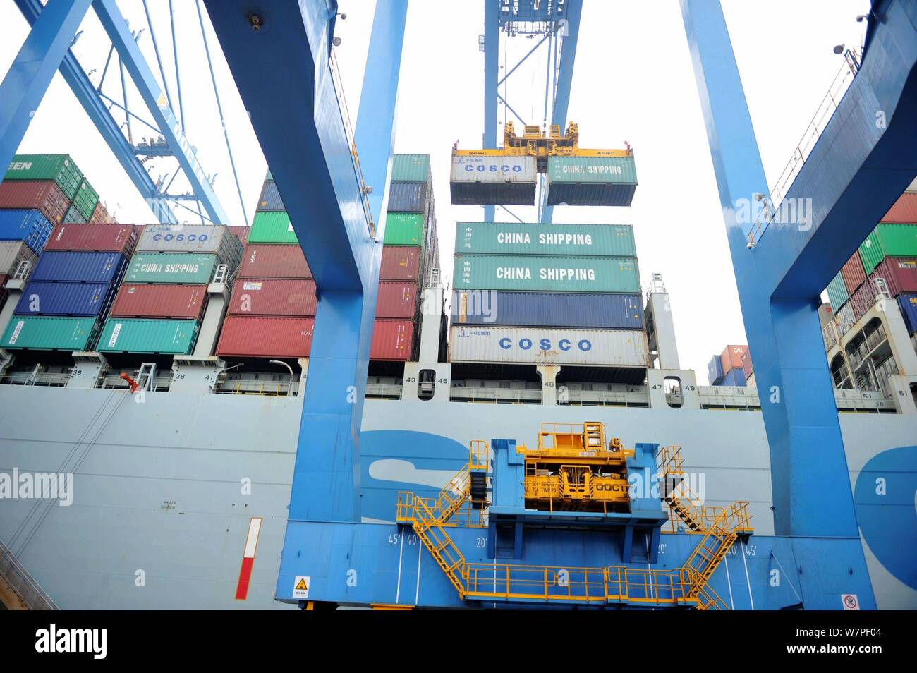 Cosco shipping ports hi-res stock photography and images - Alamy