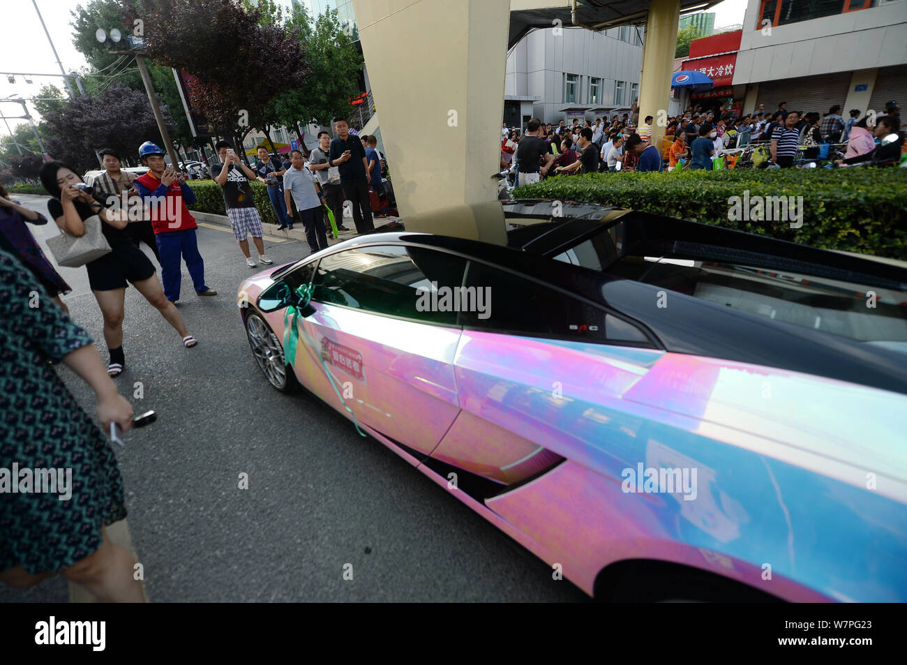 A Lamborghini Gallardo sports car arrives at the Shandong Experimental ...