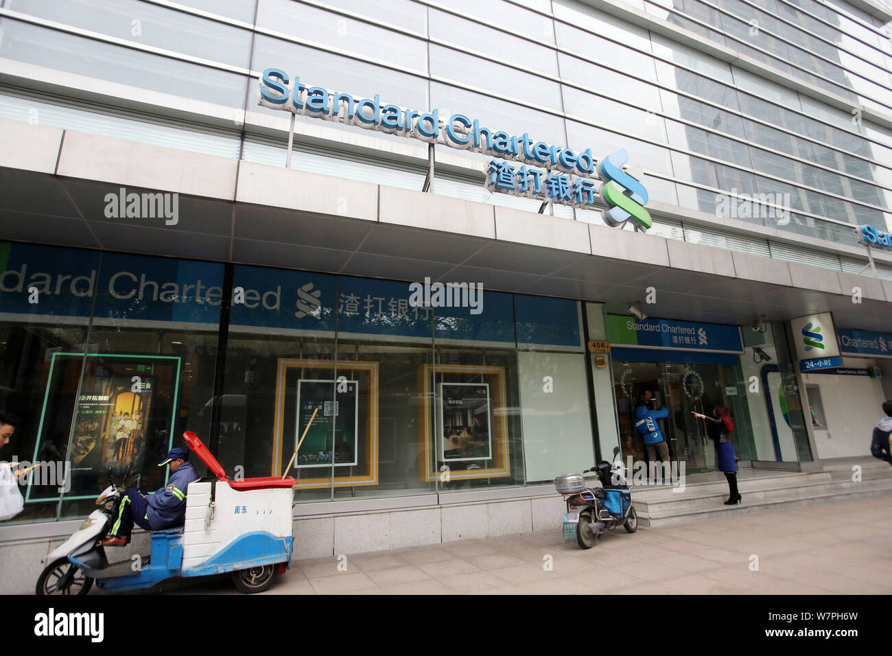 Standard chartered china hi-res stock photography and images - Alamy