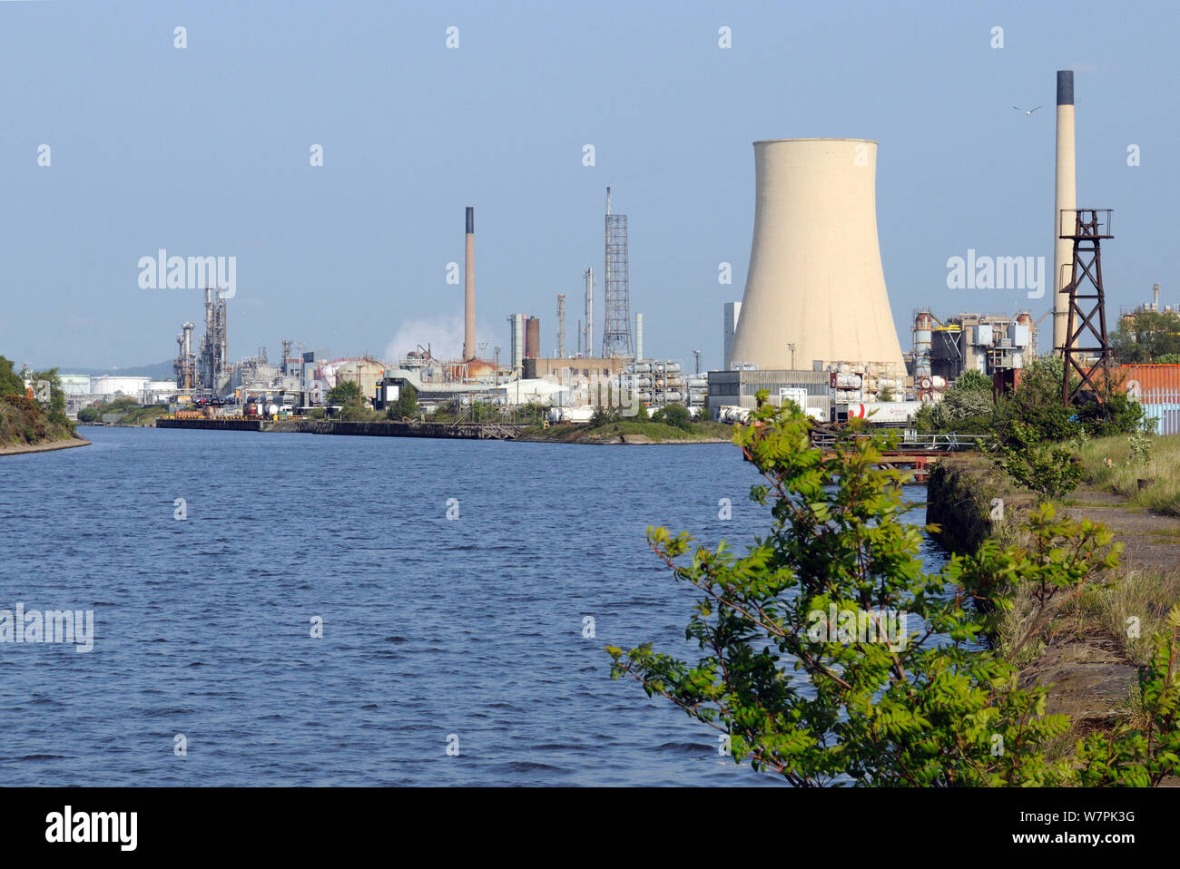 Stanlow oil refinery ellesmere port hi-res stock photography and images ...