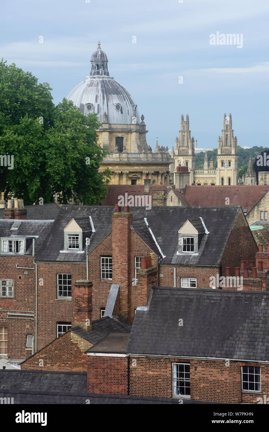 England, Oxford, Bodleian Library, Radcliffe Camera rotunda and rooftop ...