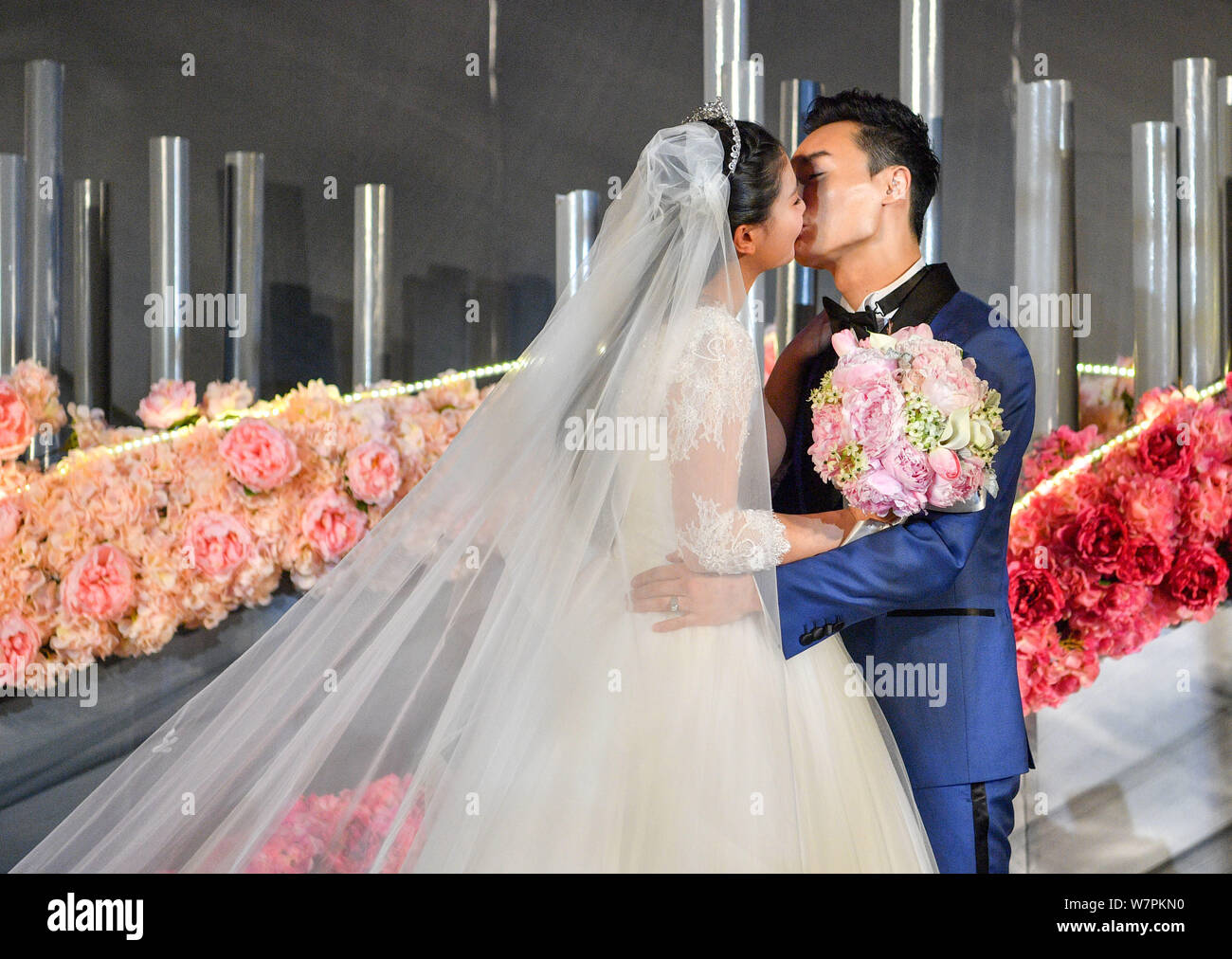 Chinese divers He Zi, left, and Qin Kai kiss during their wedding ...