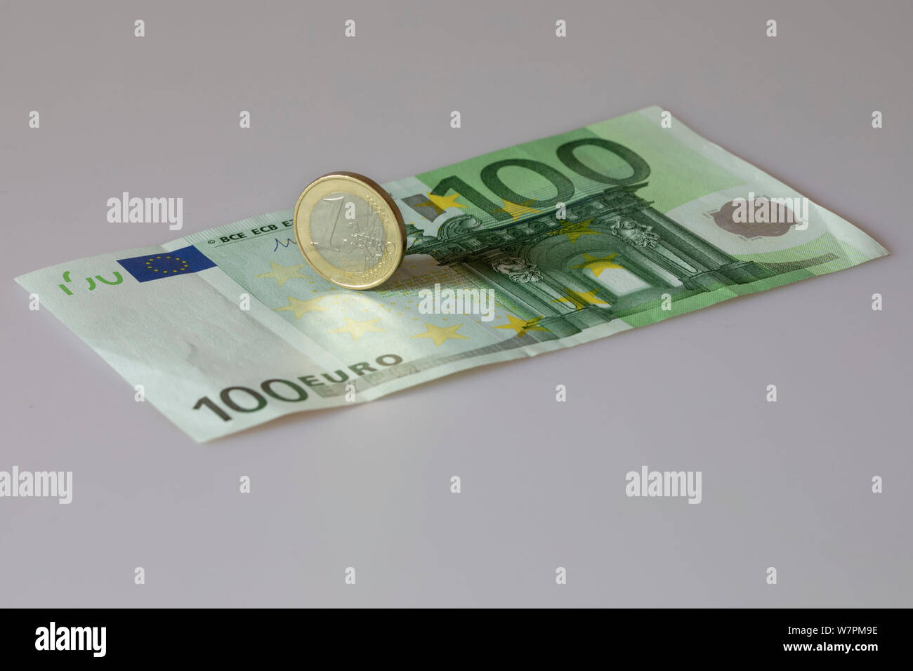 Cologne, Deutschland. 05th Aug, 2019. 100 Euro-Note and 1 Euro-Munze ...