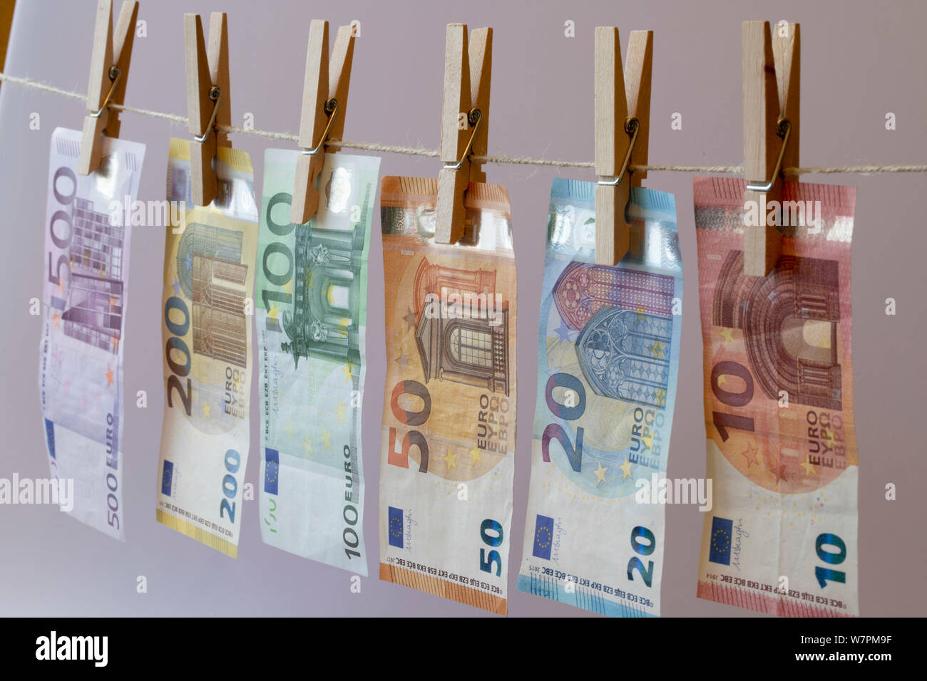Cologne, Deutschland. 05th Aug, 2019. EURO banknotes on a washing line ...