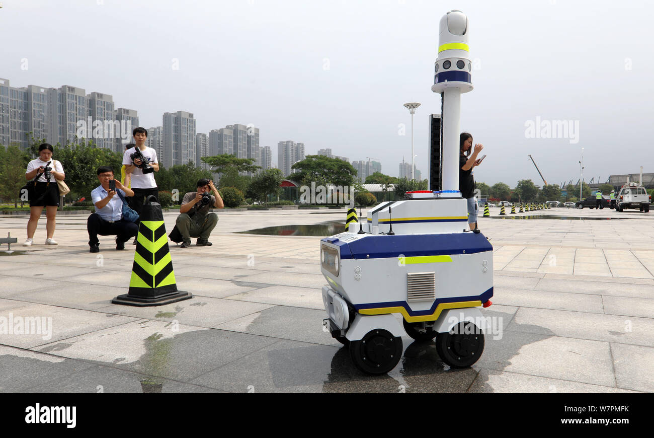 Hebei, Hebei, China. 7th Aug, 2019. Hebei, CHINA-Handan robot traffic ...