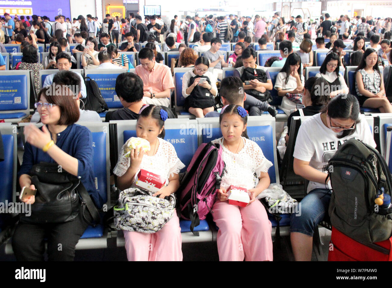 Chinese passengers crowd east hi-res stock photography and images - Alamy