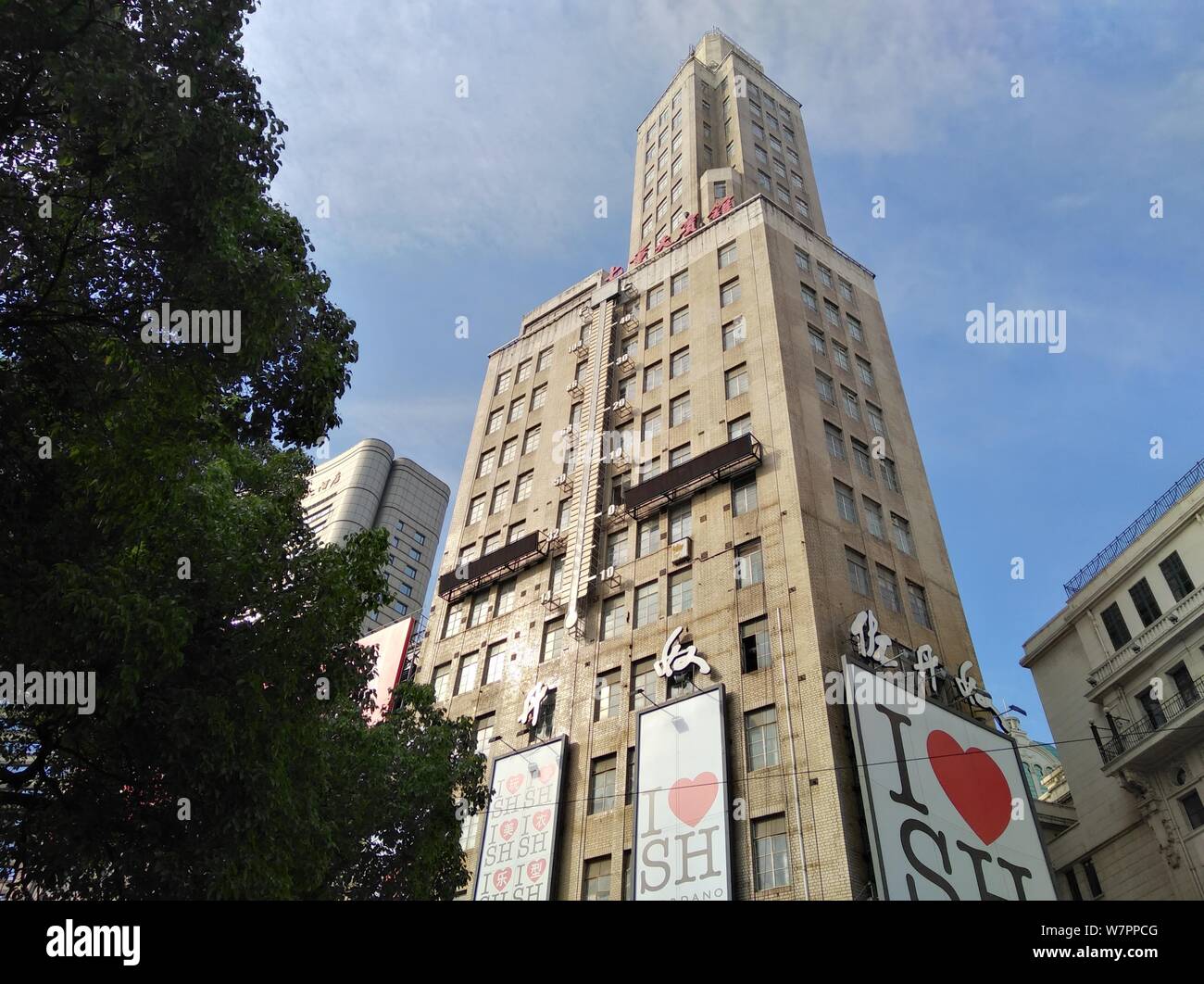 View of a building with the huge thermometer showing outdoor ...