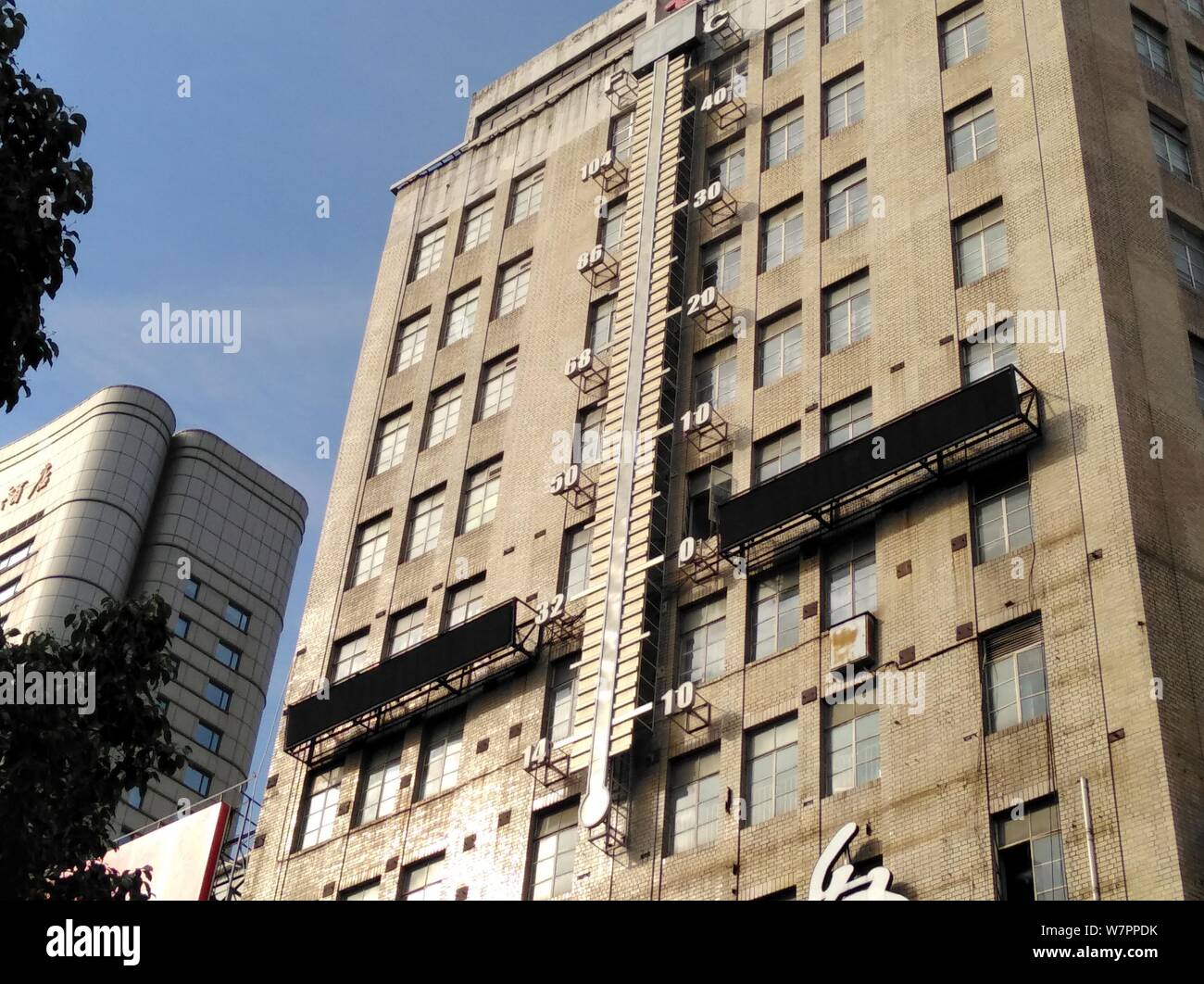 View of a building with the huge thermometer showing outdoor ...