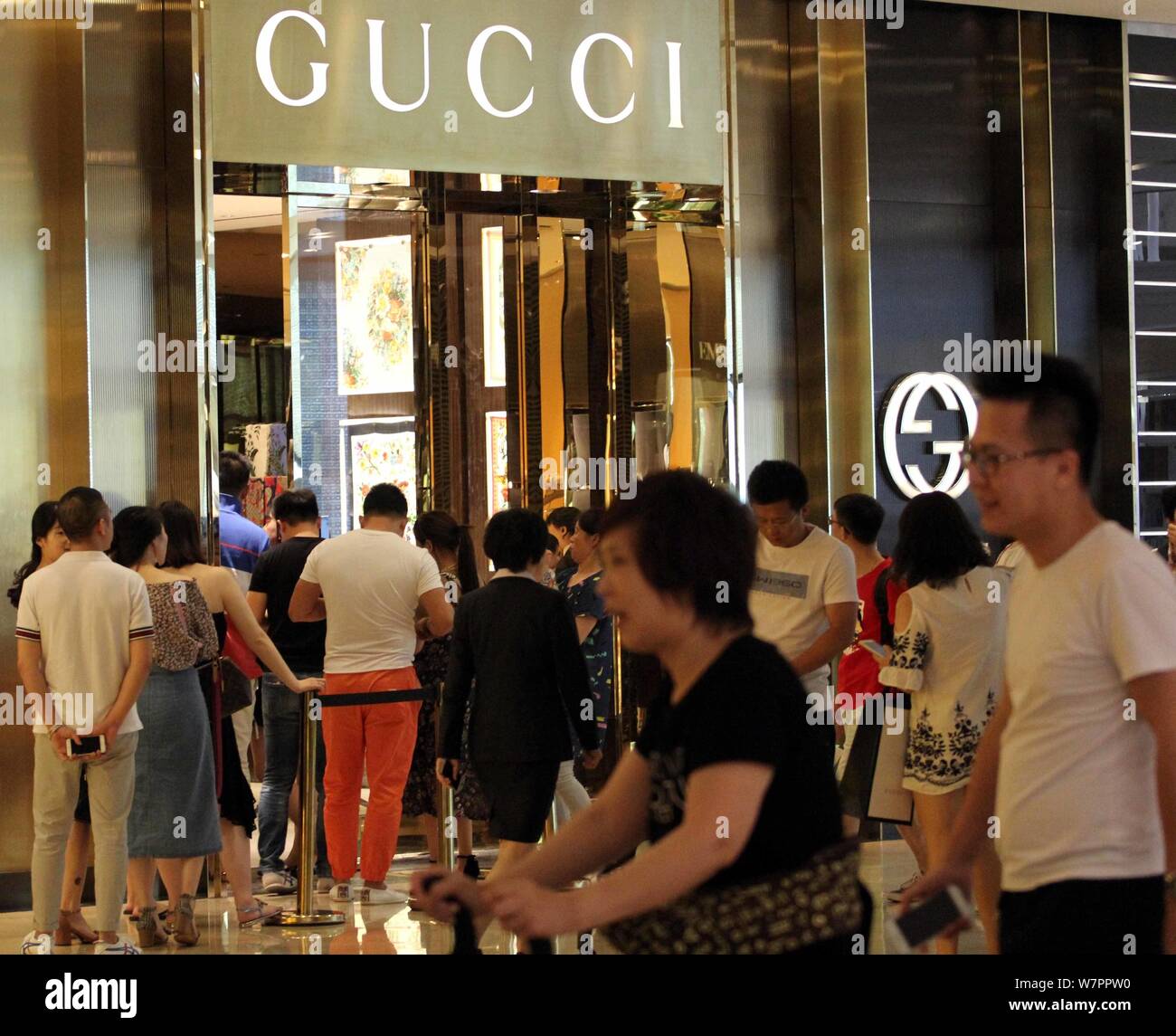 Queue gucci hi-res stock photography and images - Alamy