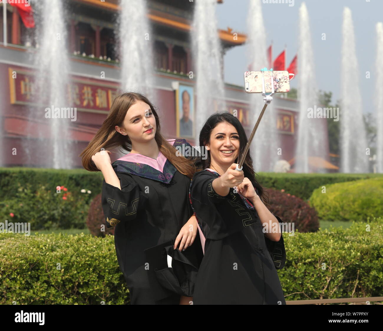 Graduat hi-res stock photography and images - Alamy