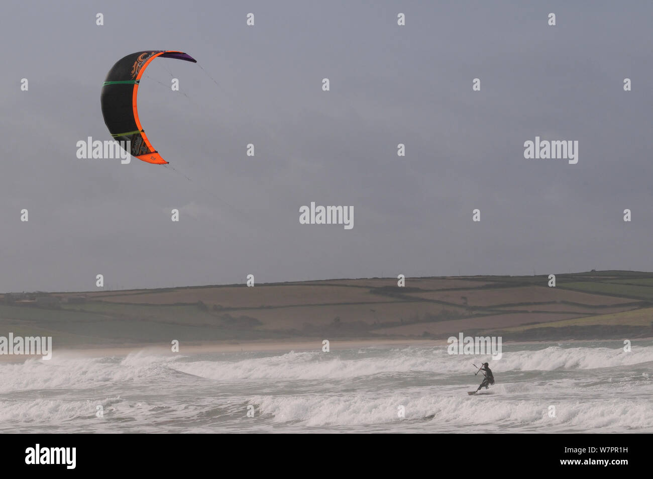Kite surfing cornwall hi-res stock photography and images - Alamy