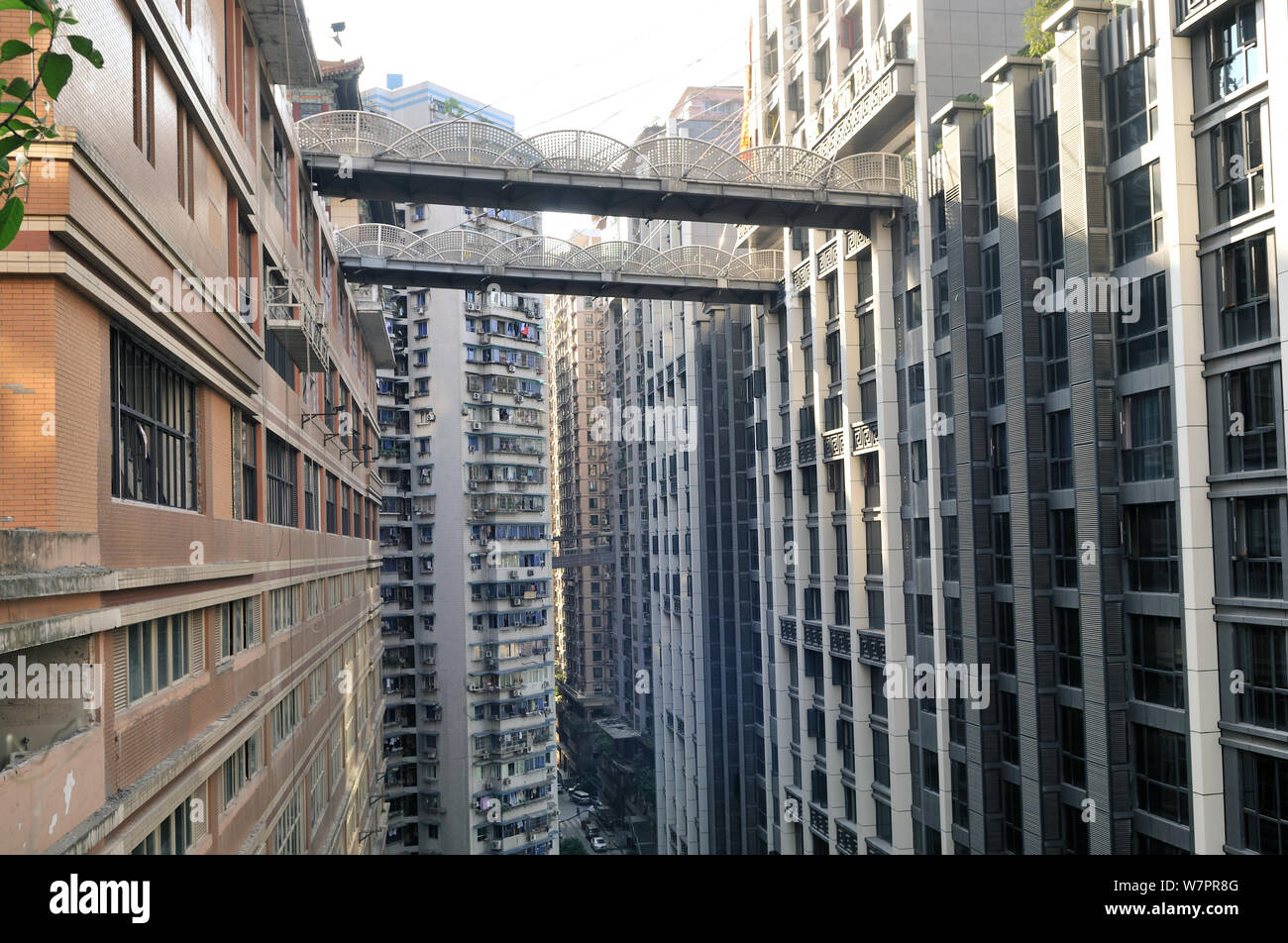 Connecting two buildings hi-res stock photography and images - Alamy