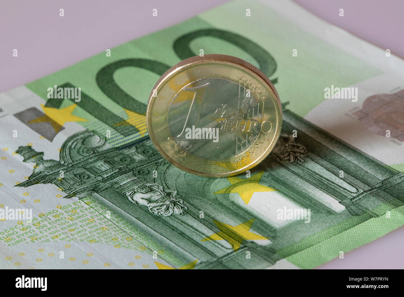 Cologne, Deutschland. 05th Aug, 2019. 100 Euro-Note and 1 Euro-Munze ...