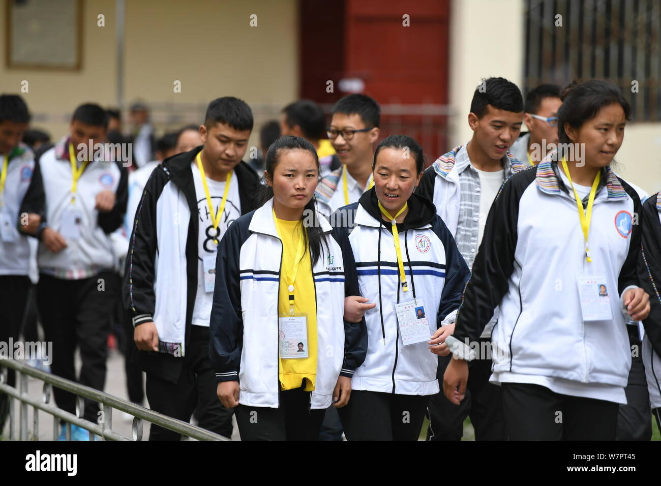 Chinese students who take part in the 2017 national college entrance ...