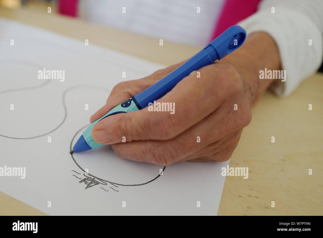 Berlin, Germany. 05th Aug, 2019. The psychologist Marina Neumann draws ...