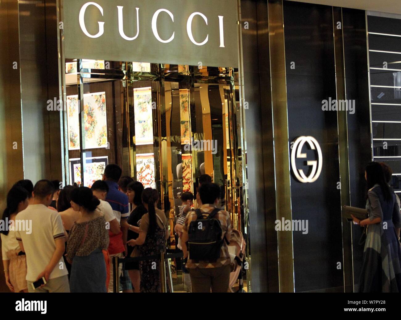 Queue gucci hi-res stock photography and images - Alamy