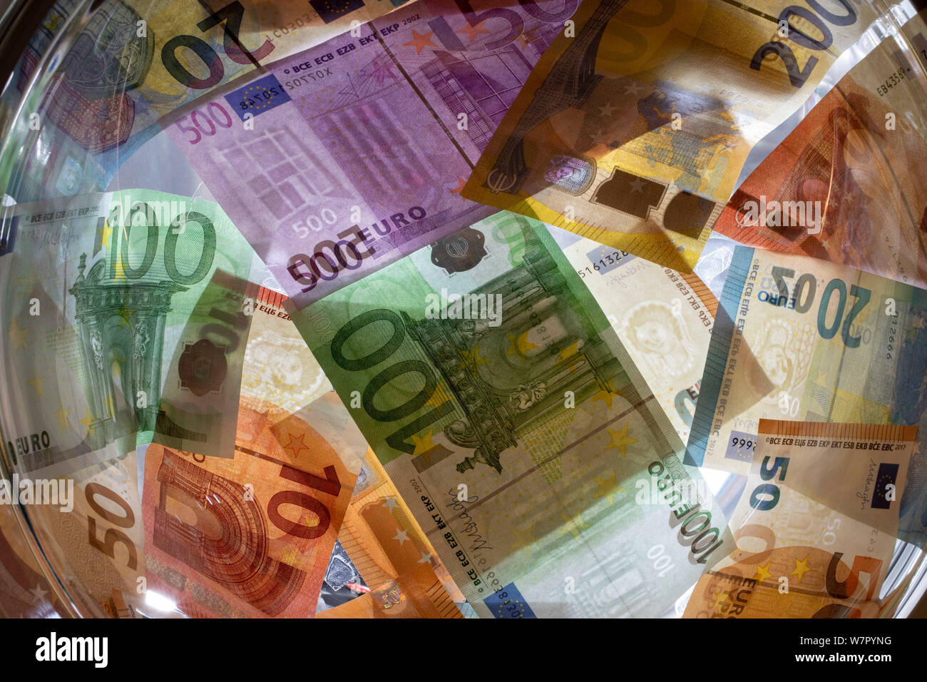 Cologne, Deutschland. 05th Aug, 2019. EURO banknotes in a washing ...