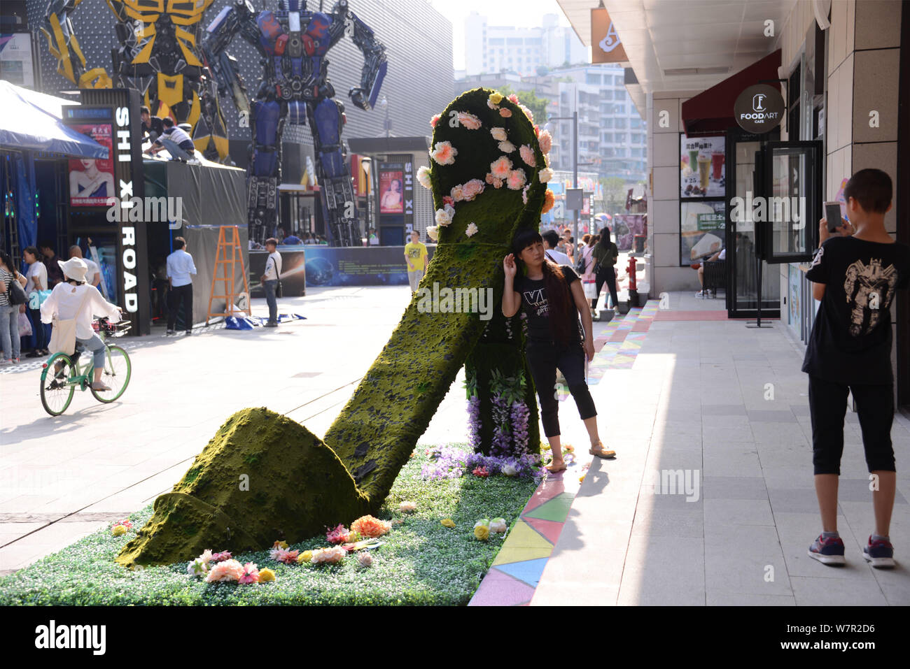 A local takes photos with a 3.2-meter-long and 0.5-meter-wide art ...