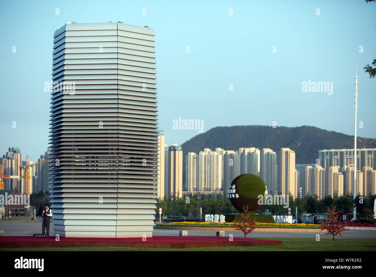 The world's largest air purifier "smog filtering tower" (smog free ...