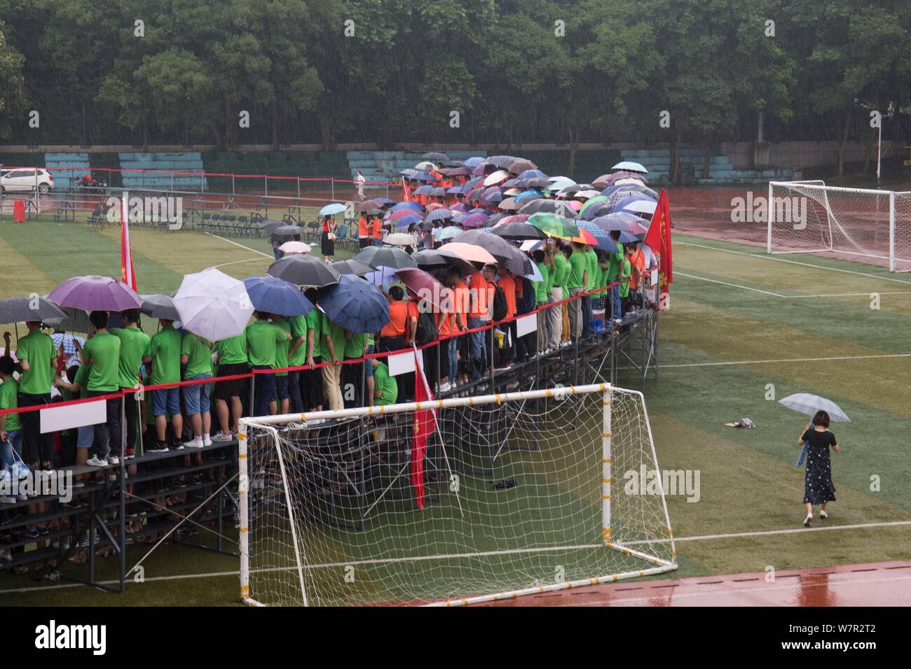 More than 4,000 graduates and their teachers take an 8-meter-long ...