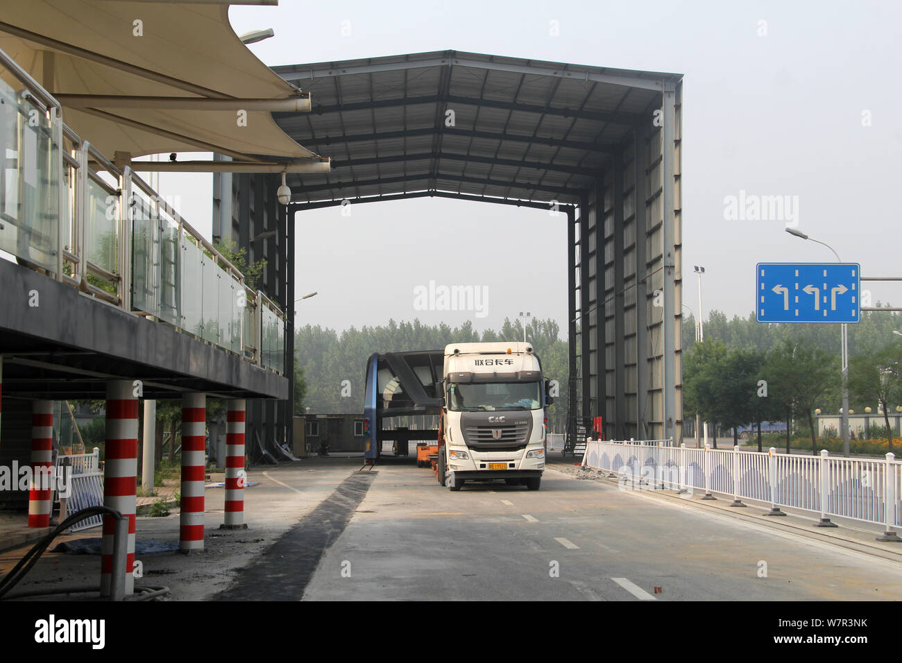 Transit elevated bus china hi-res stock photography and images - Alamy