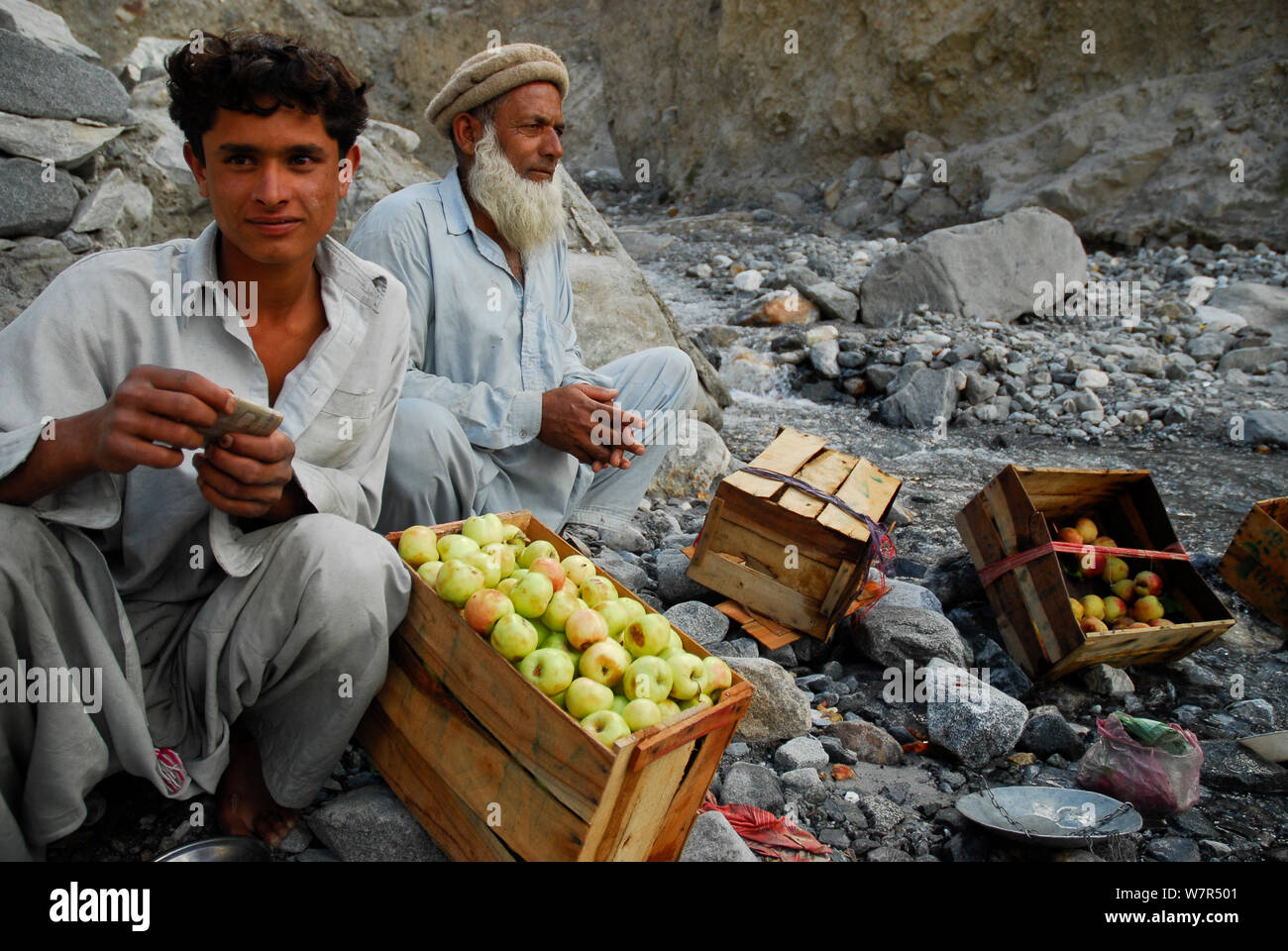 Fruit peddlers selling apples alongside the Karakoram Highway, Pakistan ...