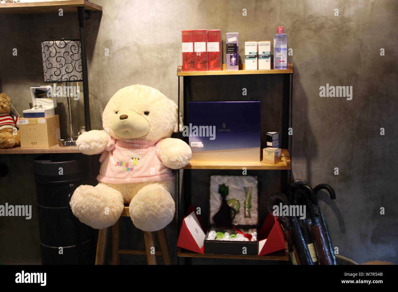 Inside view of China's 1st O2O Charity Supermarket, Buy42 Charity Store ...