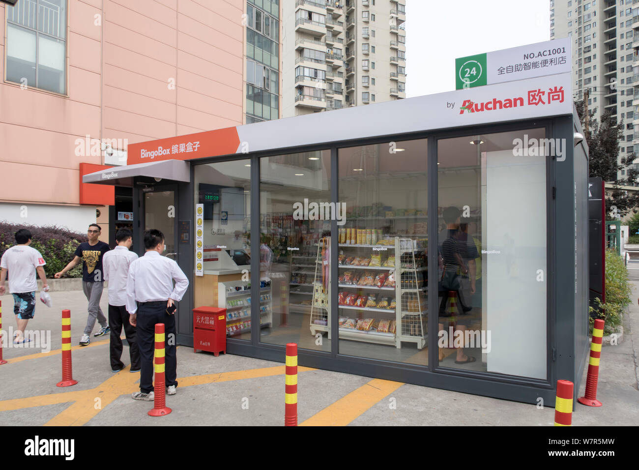 24 Hour Convenience Store High Resolution Stock Photography and Images ...