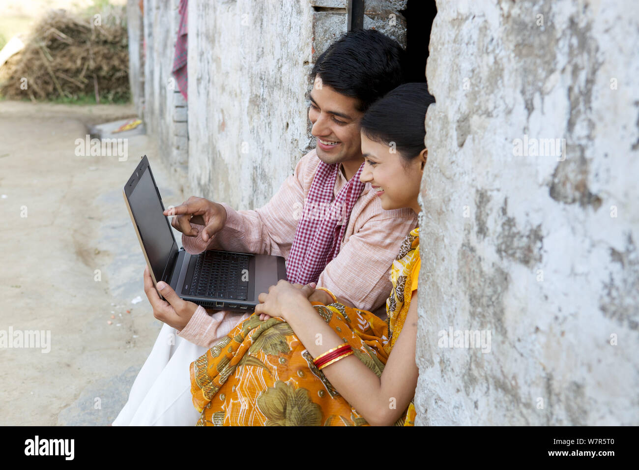 Rural couple with laptop hi-res stock photography and images - Alamy