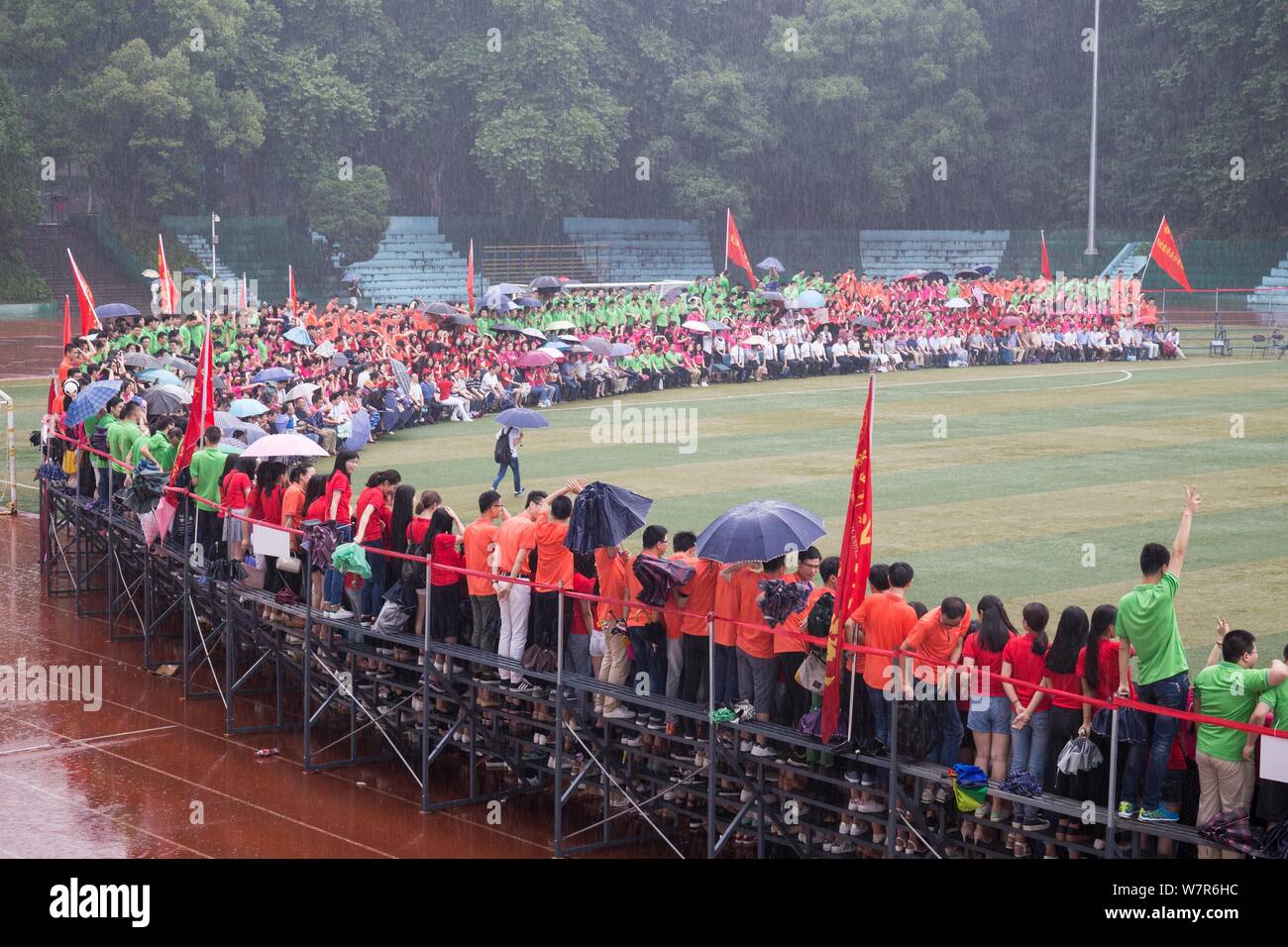 More than 4,000 graduates and their teachers take an 8-meter-long ...