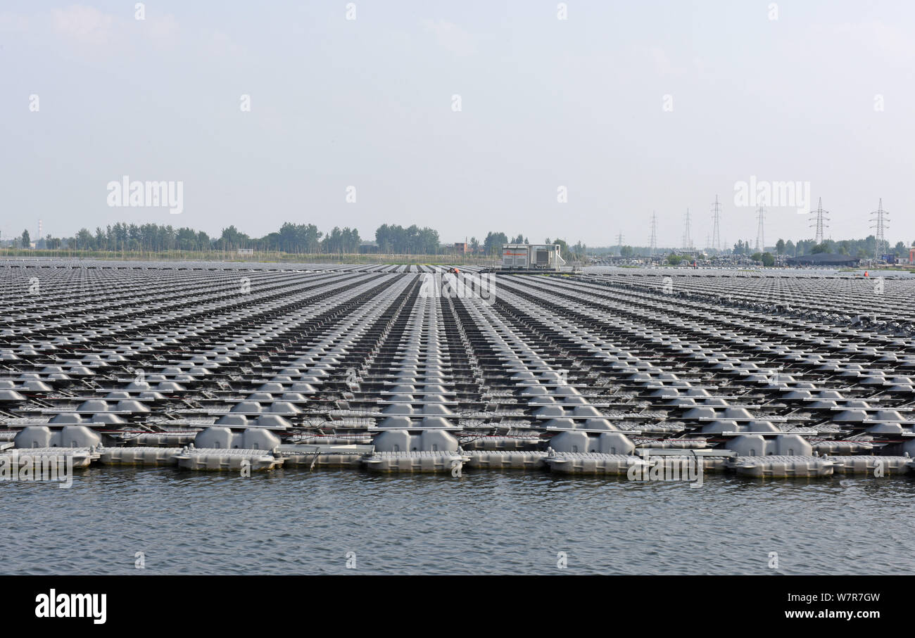 Largest floating solar farm hi-res stock photography and images - Alamy