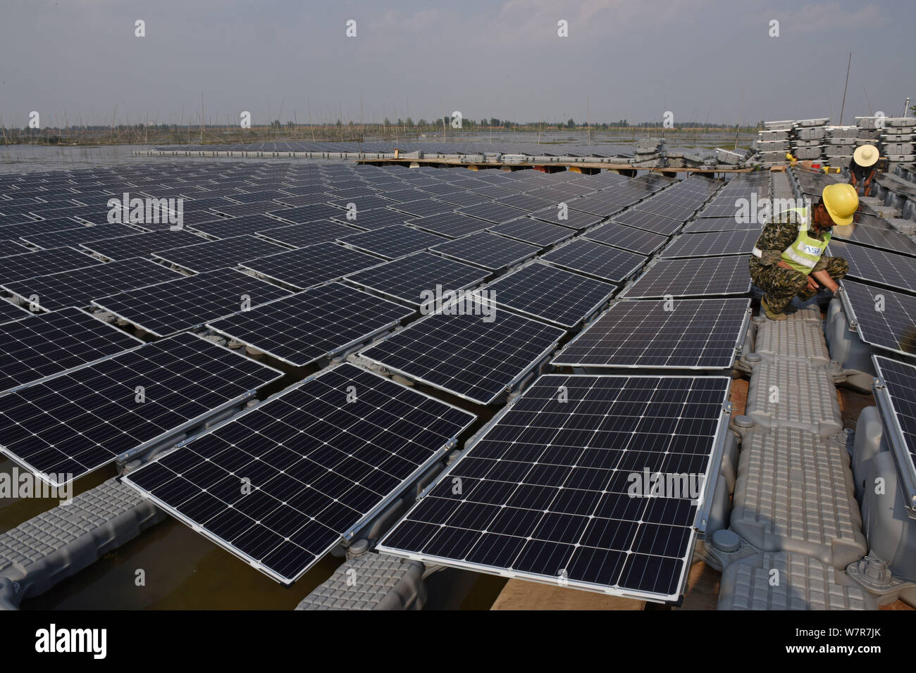 China solar farm workers hi-res stock photography and images - Alamy