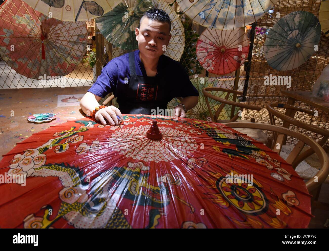 The seventh generation successor of Luzhou's oil paper umbrella Yu Wanlun makes an oil paper ...