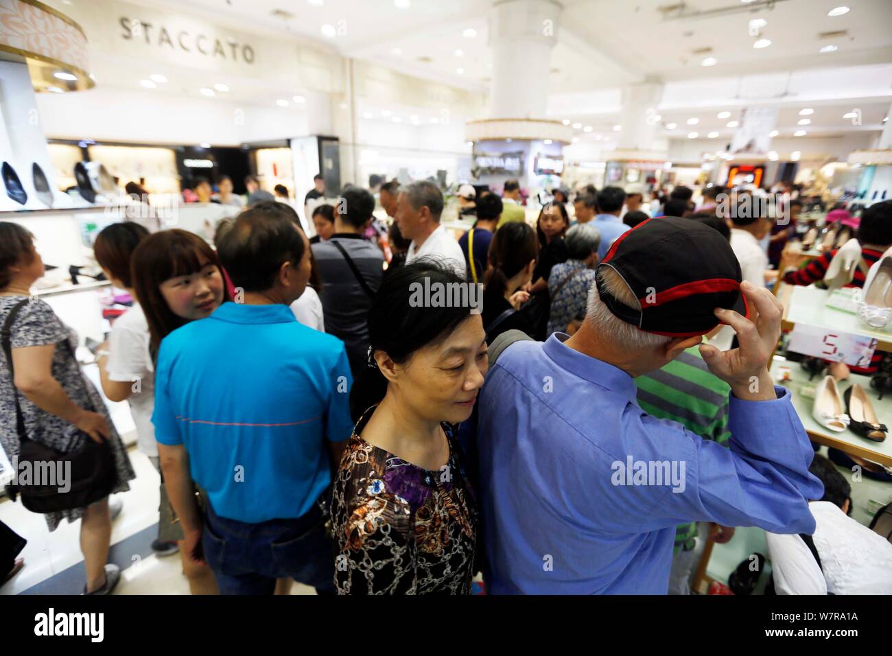 Customers crowd to shop at the 81-year-old Shanghai No. 1 Department ...