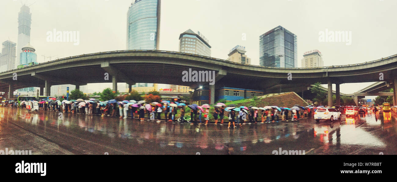 Long bus queue hi-res stock photography and images - Alamy