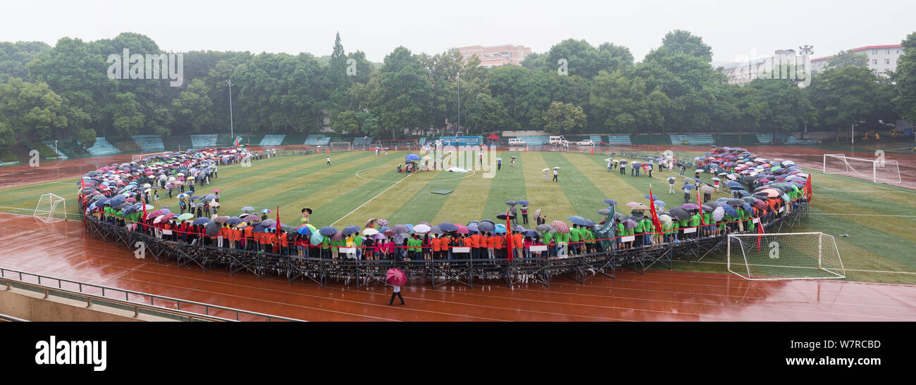 More than 4,000 graduates and their teachers take an 8-meter-long ...