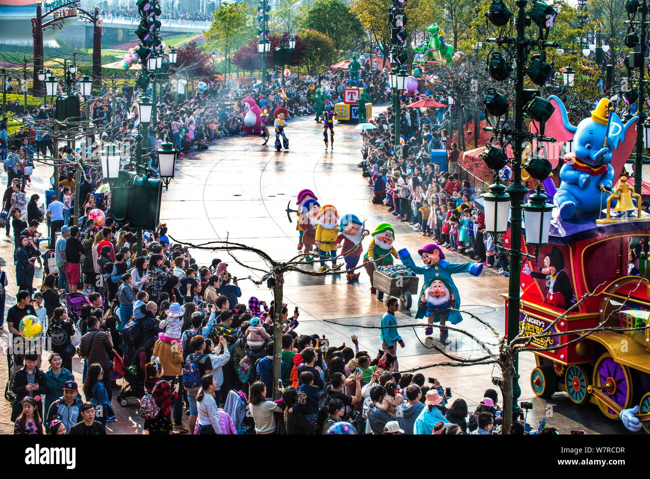 Tourists crowd to watch entertainers performing during a parade in the ...