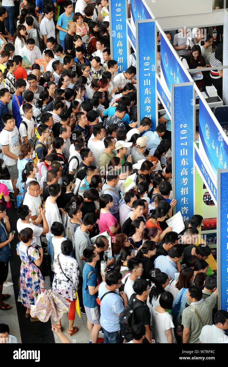 College recruitment hi-res stock photography and images - Alamy