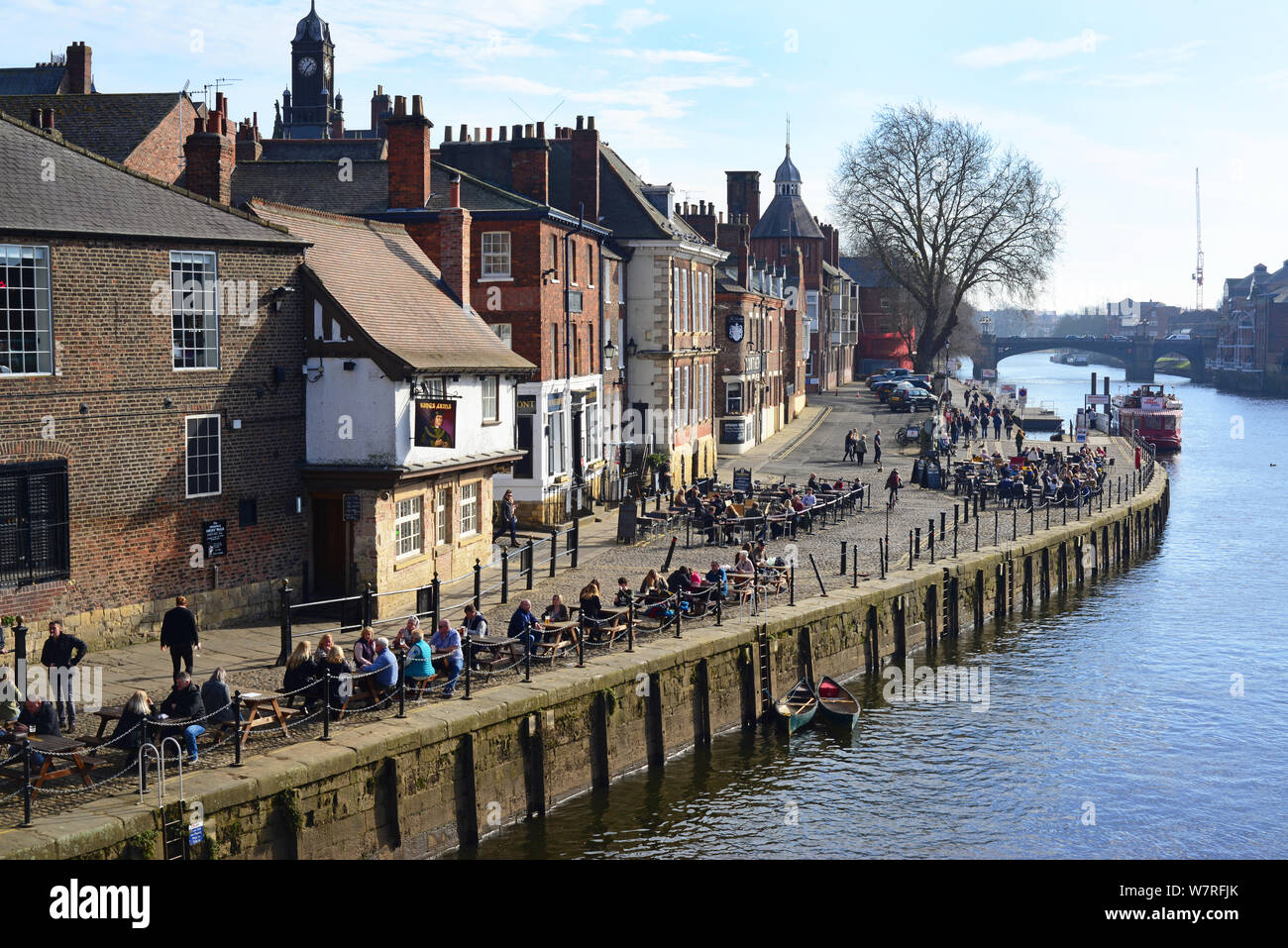 Kings arms public house hi-res stock photography and images - Alamy