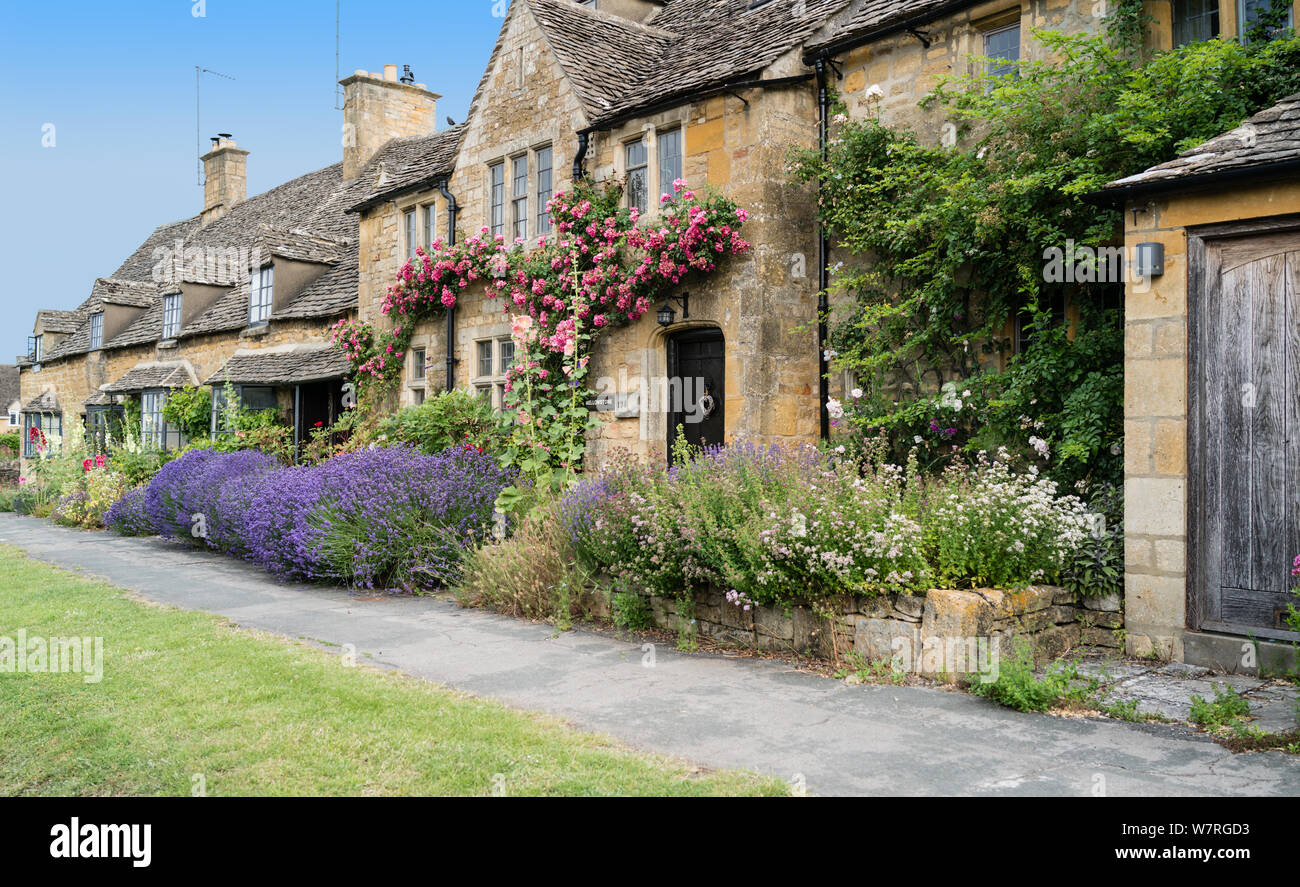 Stone cottages in the Cotswold village of Broadway Stock Photo - Alamy