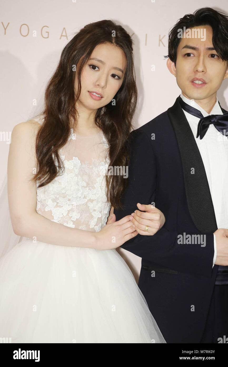 **TAIWAN OUT**Taiwanese singers Yoga Lin, right, and Kiki Ting attend ...