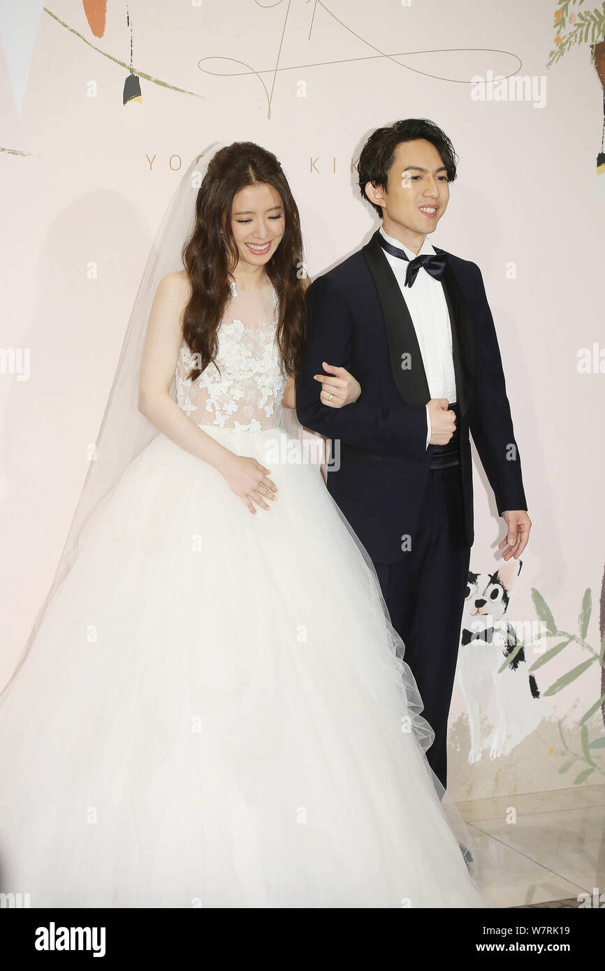 **TAIWAN OUT**Taiwanese singers Yoga Lin, right, and Kiki Ting attend ...