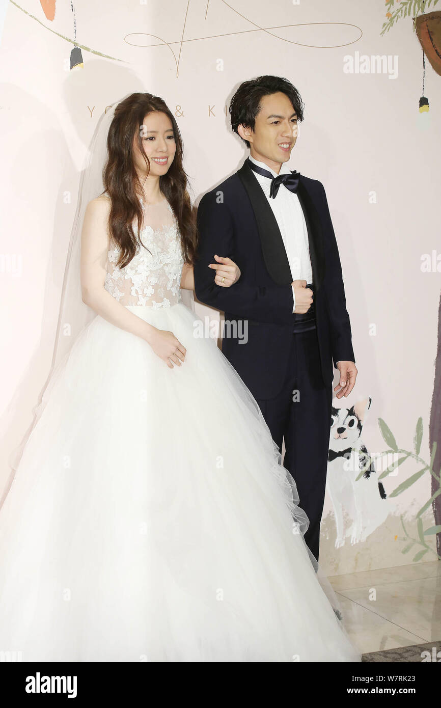 **TAIWAN OUT**Taiwanese singers Yoga Lin, right, and Kiki Ting attend ...