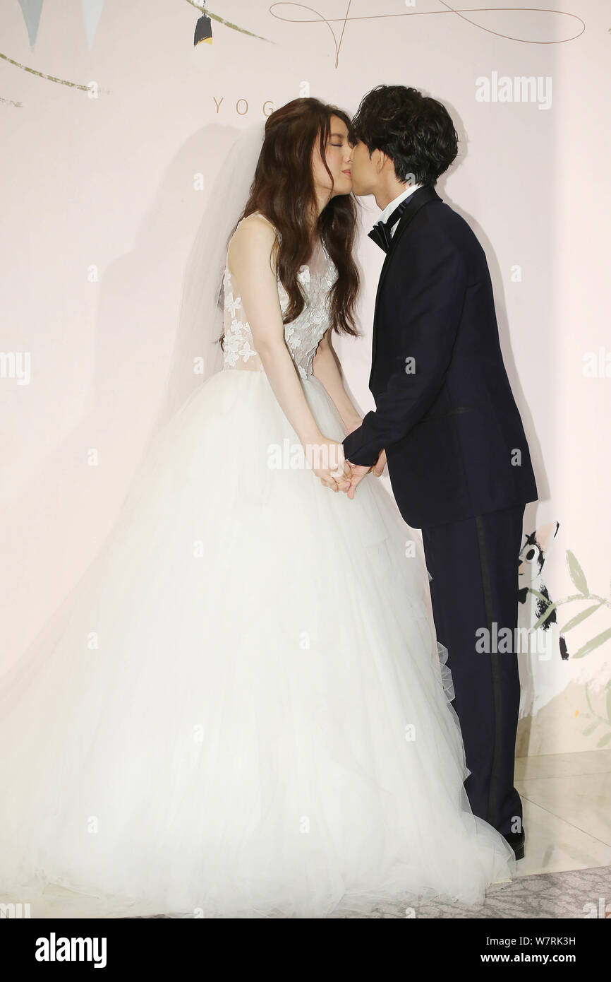 **TAIWAN OUT**Taiwanese singer Yoga Lin, right, kisses his singer wife ...