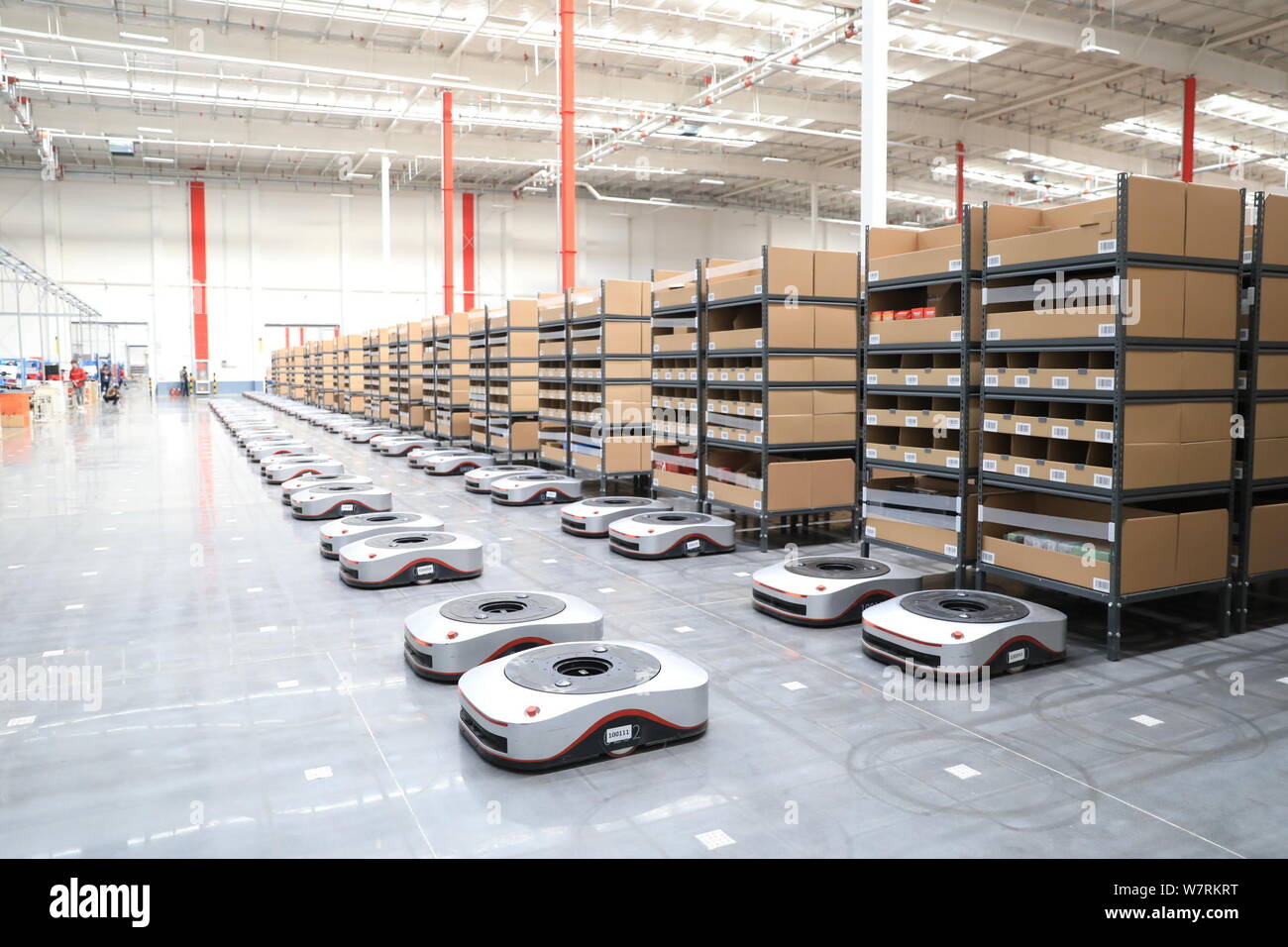 Delivery robots hi-res stock photography and images - Alamy