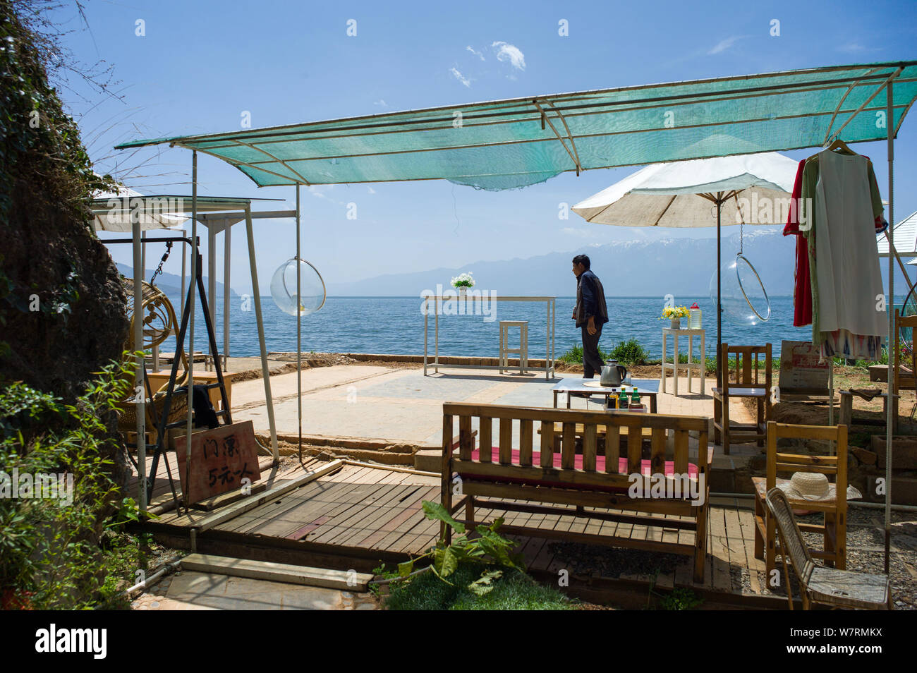 --FILE--A Chinese man works at a sightseeing platform by Erhai Lake in ...
